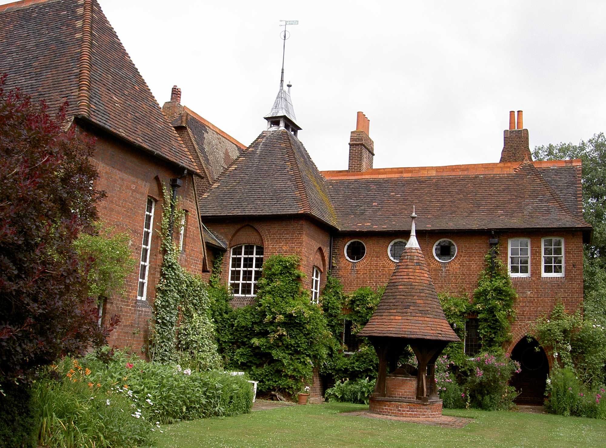 Red-house | Lisa Oestreicher